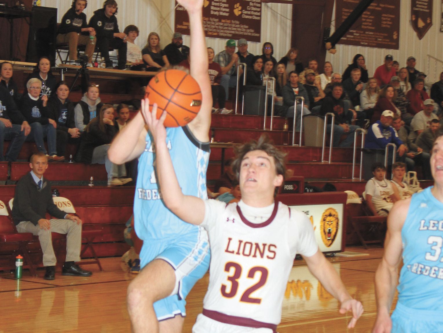 FOURTH QUARTER SINKS LA